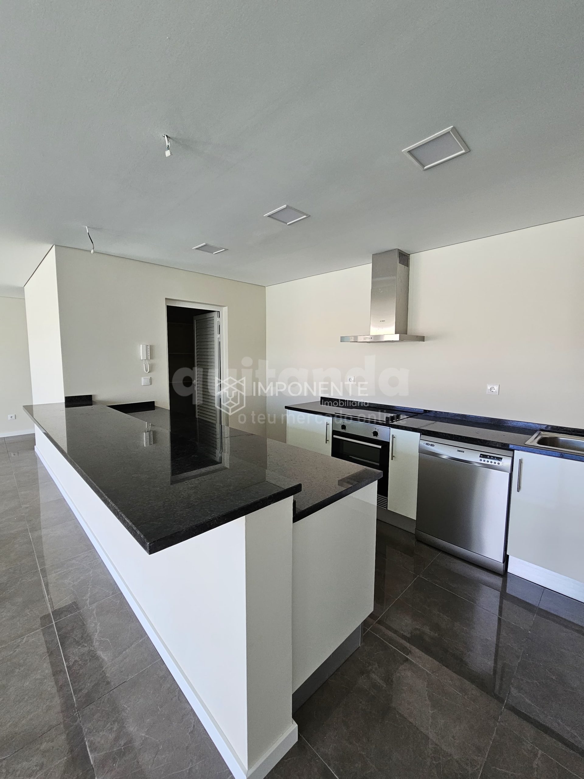 Vender: Vivenda V3 no Condomínio Maravilha -Talatona - Quitanda